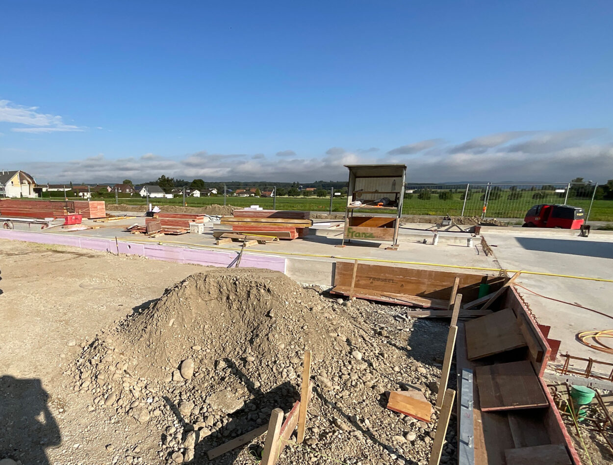 Shop avec station-service et parc de lavage, LANDI Bachtel ...